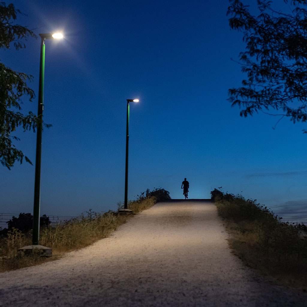 REVOLVE120 All-in-one Solar Streetlight – Cooper Lighting Middle East